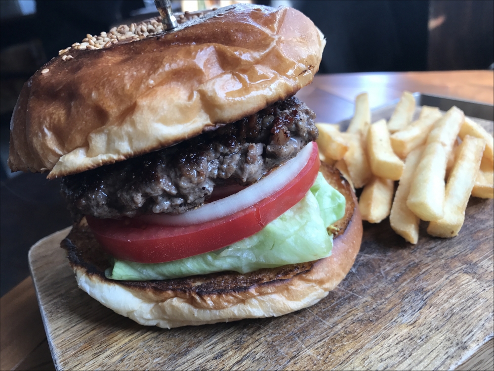 『LIKE A VOLCANO』HOT CHILLI BEANS BURGER | McLean | dish & dish